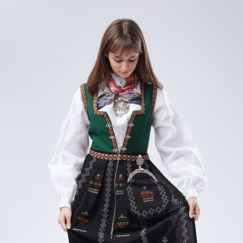 vest-agder bunad – Embla Bunader